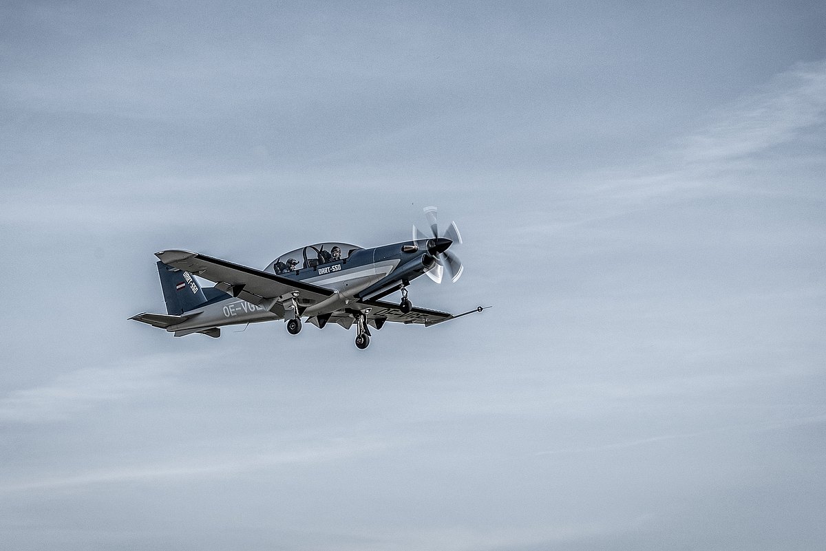 Maiden Flight Aerobatic Trainer DART-550 - Diamond Aircraft Industries