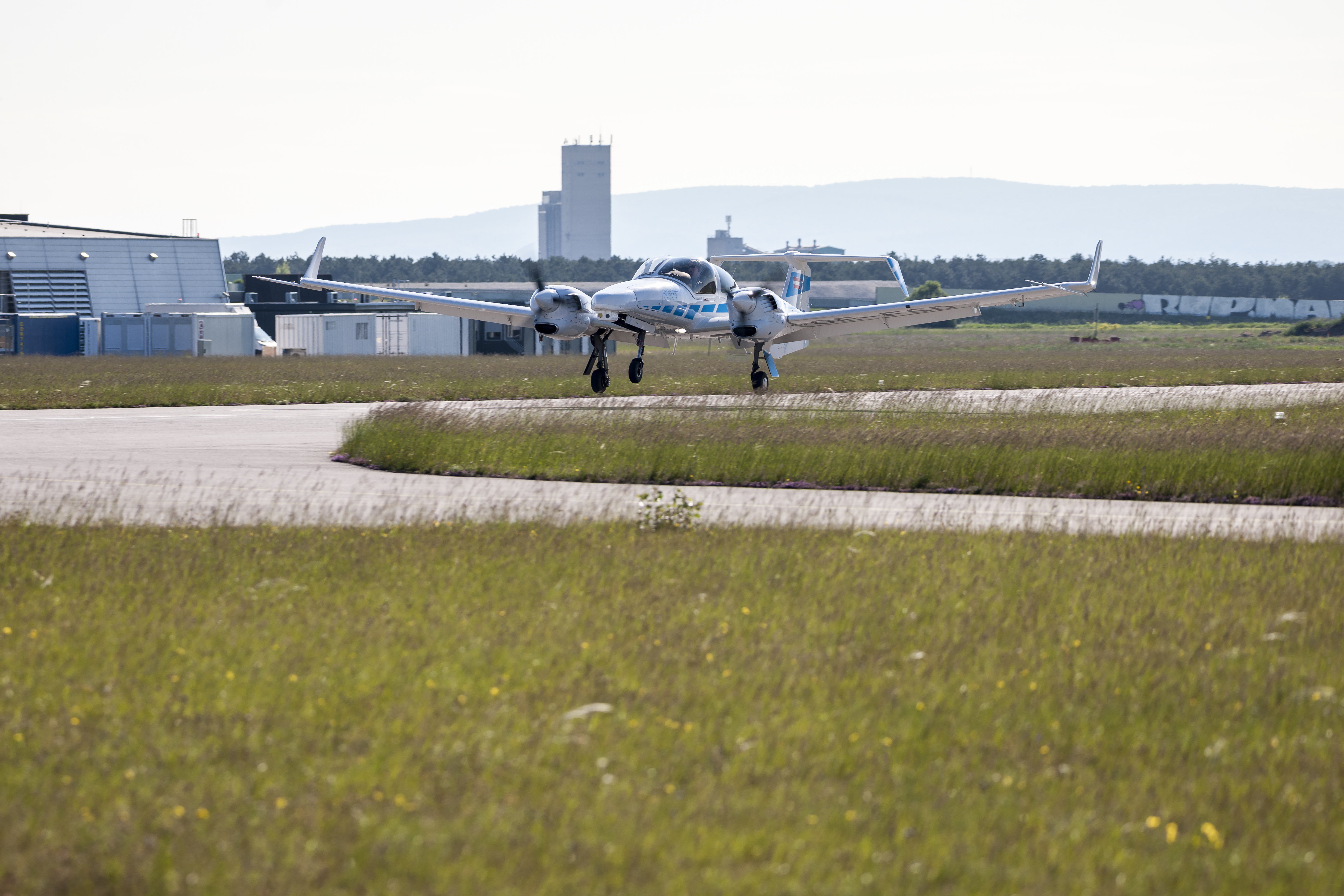 Automatic Landing with a Diamond Aircraft DA42: "Eyes" for the ...