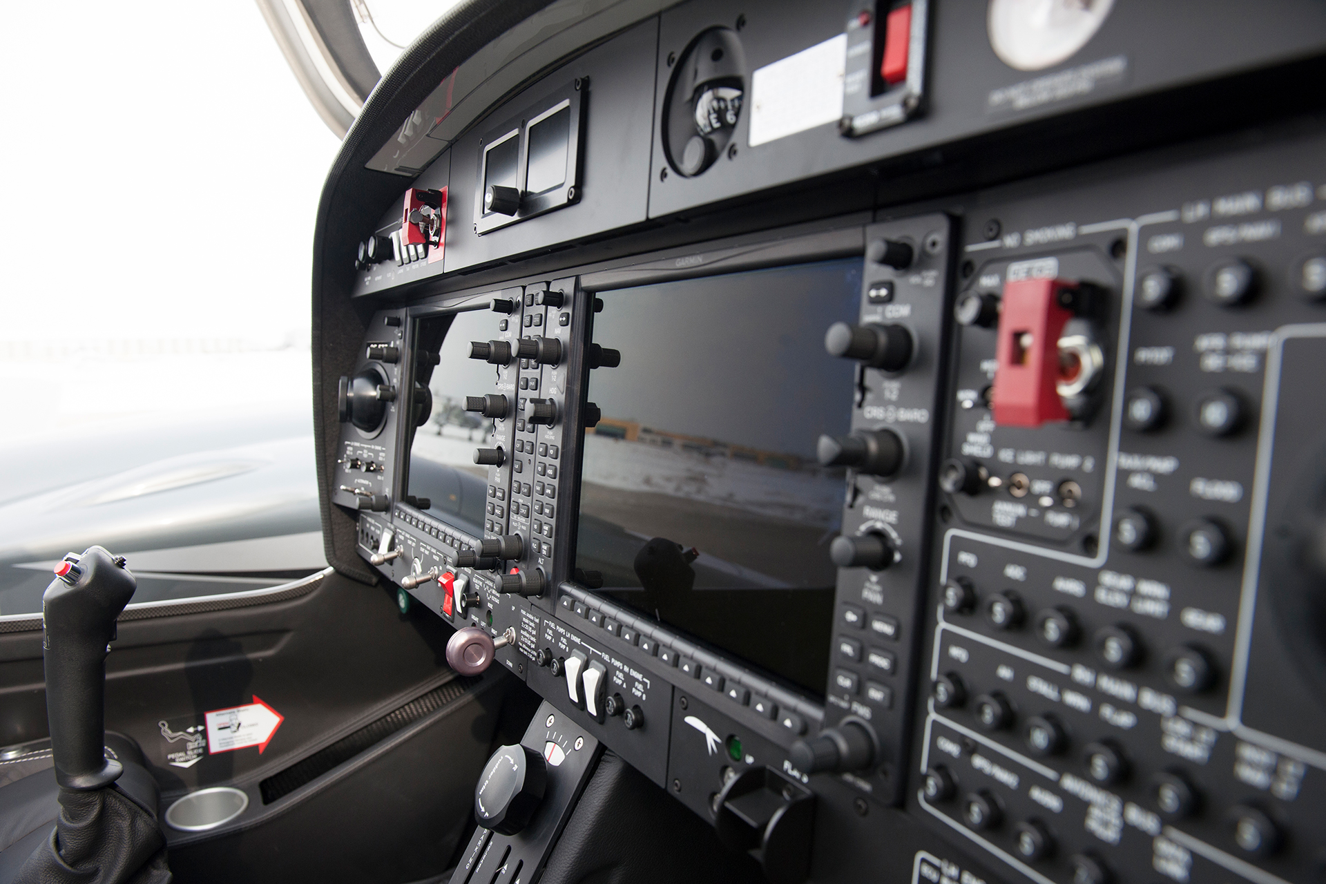 DA42 – Reach new heights. - Diamond Aircraft Industries