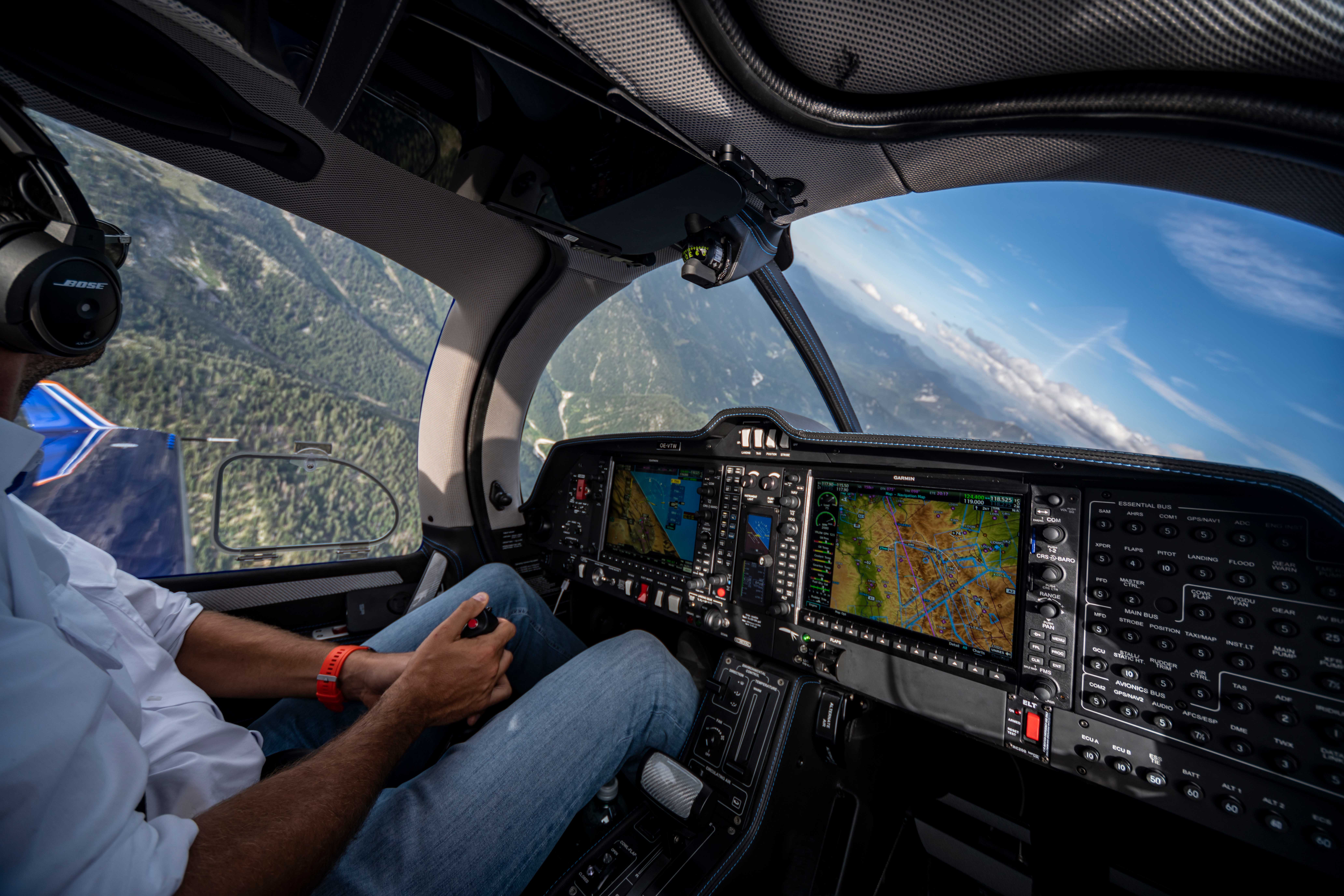 Take a virtual flight in our DA50 RG - Diamond Aircraft Industries