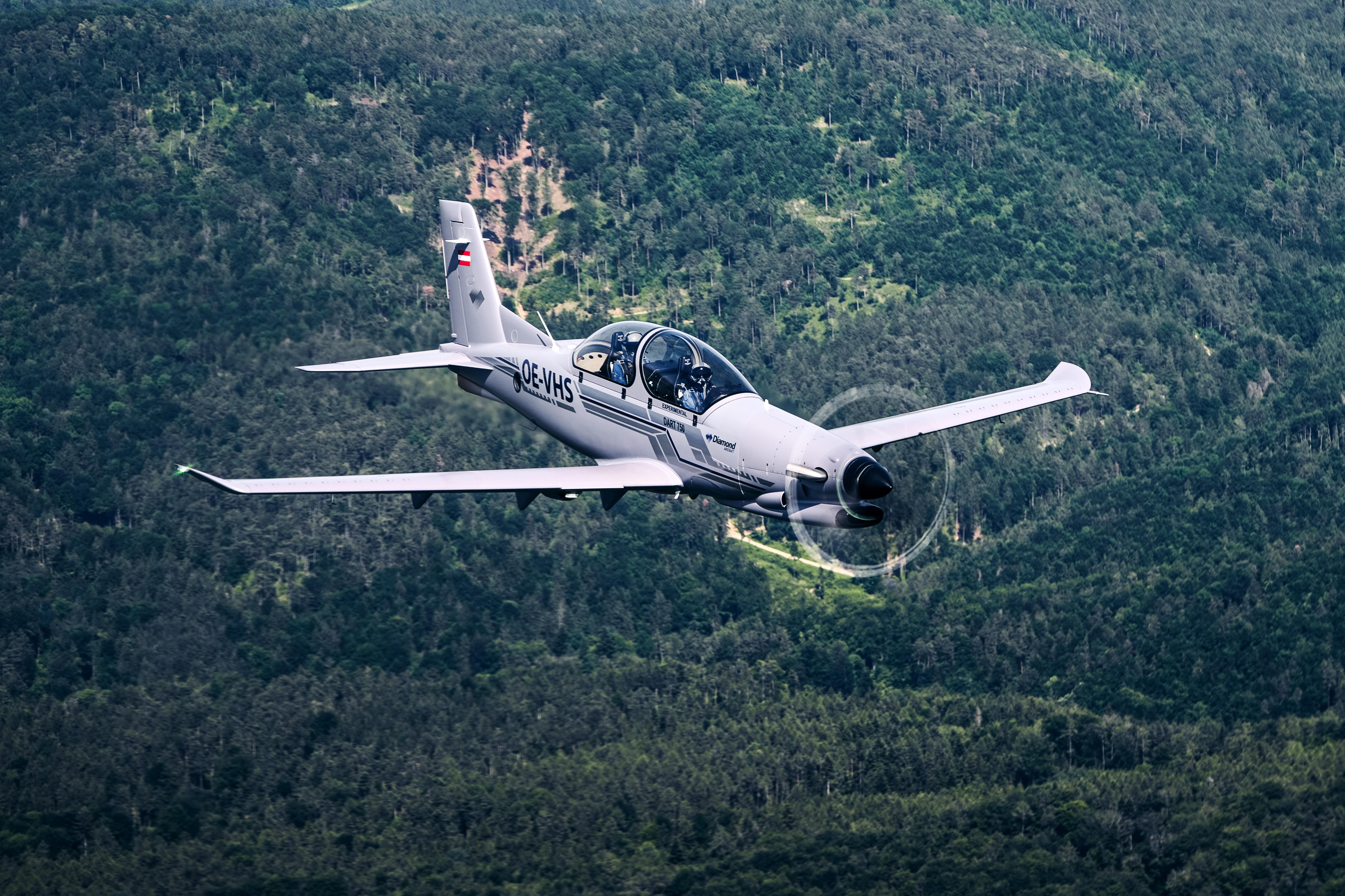 DART Aerobatic Turboprop Trainer - Diamond Aircraft Industries